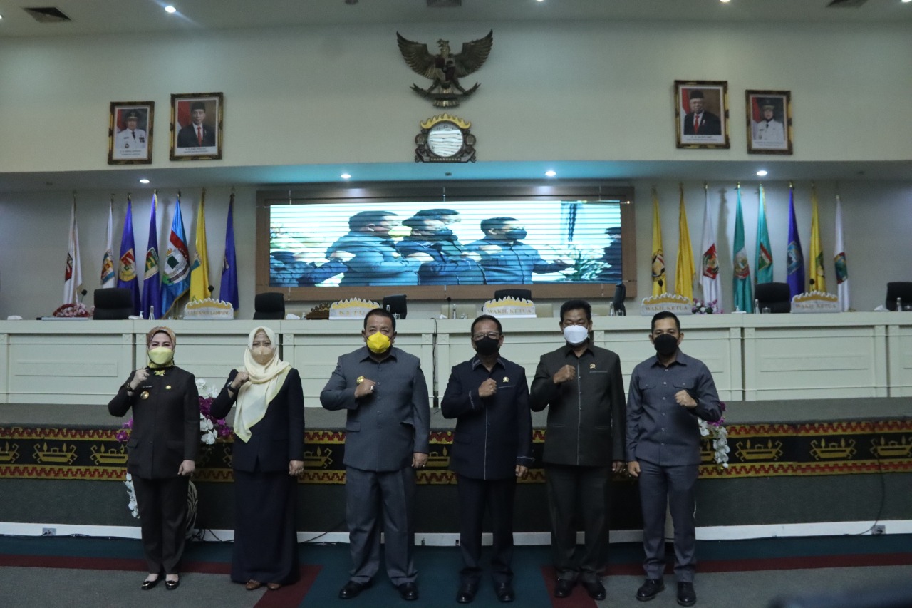 Gubernur Bersama Pimpinan DPRD Provinsi Lampung Tandatangani Raperda ... Gubernur Bersama Pimpinan DPRD Provinsi Lampung Tandatangani Raperda ...